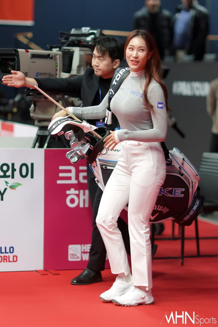 [mhn포토] 유현주, 골프백 메고 당구 시구 입장