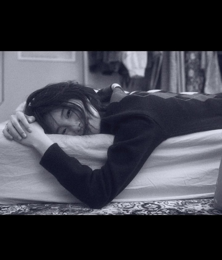 영원한 '국민 첫사랑'...수지, 흑백 감성 속 '아련美' 발산