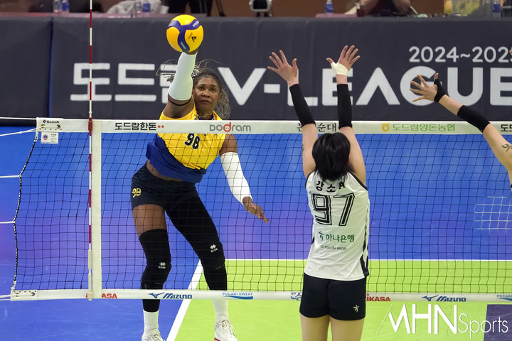 '위파위 빈자리가 결국…' 압도했다! 강소휘+외인 듀오 대활약, 도로공사 올 시즌 첫 현대건설 꺾고 2연패 탈출