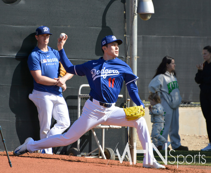 ‘베일’ 벗은 다저스 사사키, 데뷔전서 구속 160km 앞세워 3이닝 무실점 호투