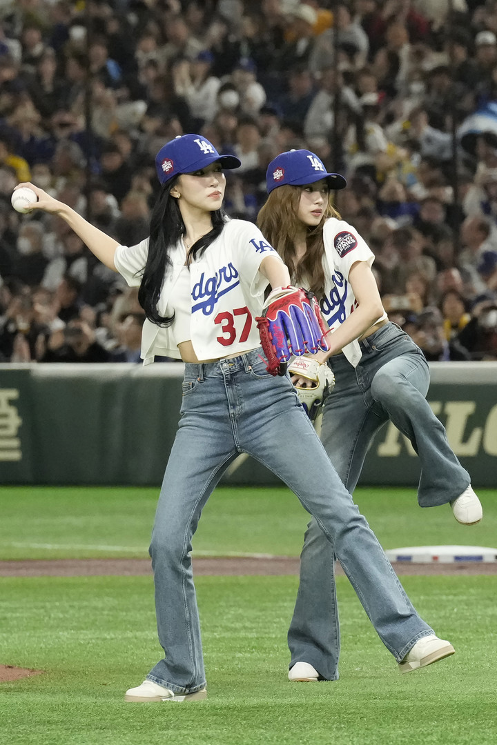 야구하는 트와이스... 유닛 미사모, LA 다저스-한신 타이거스 경기서 시구