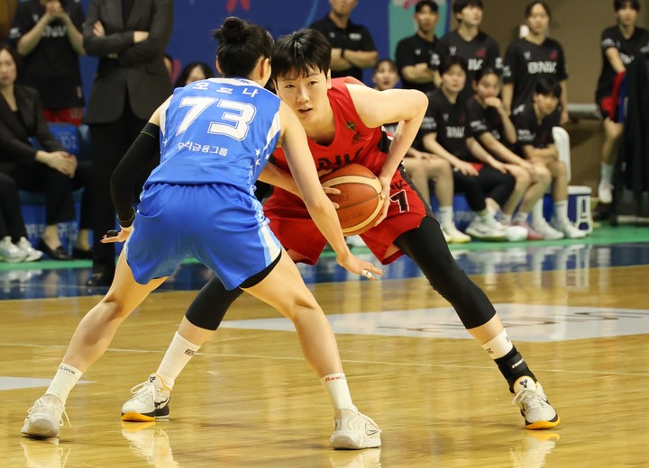 BNK, 16점 차 뒤집고 우리은행 격파…챔프전 우승 확률 72.7% 잡았다!