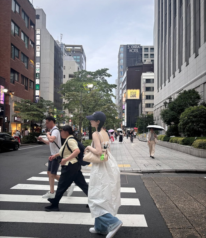 '카리나, 지드래곤도 입었다'...치마바지 스칸트 패션, 2025 트렌드 강타 예고