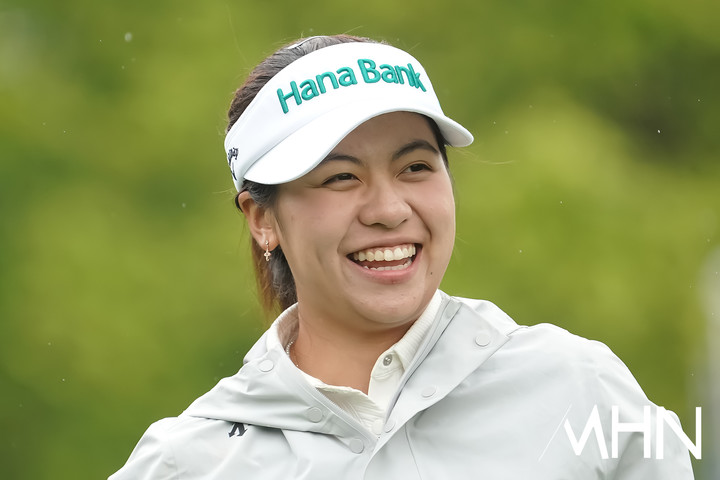 [mhn포토] 지 유아이, 롤 모델 박성현과 한 조