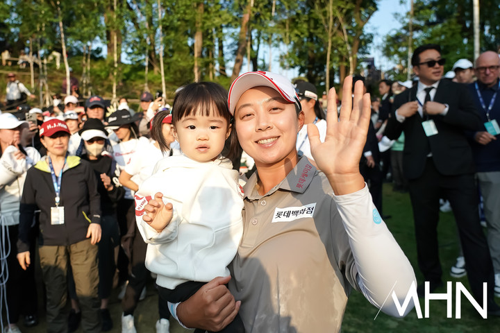 [mhn포토] 조카 사랑 김효주, 아인아 손 흔들자