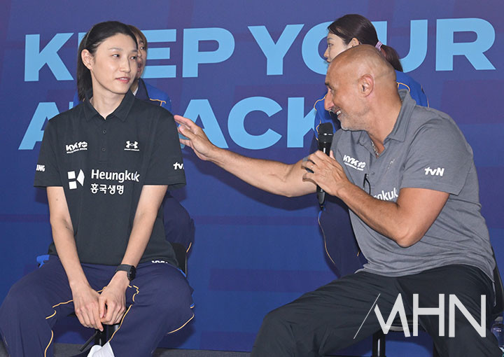 [KYK] '11명→17명' 더 많아진 스타들 이끈 김연경 "'배구가 재밌구나' 라는 것을 느껴주셨으면"