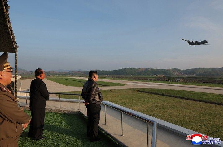 北 김정은, 공군 현대화 가속... "전쟁 준비에 획기적 전환 필요"