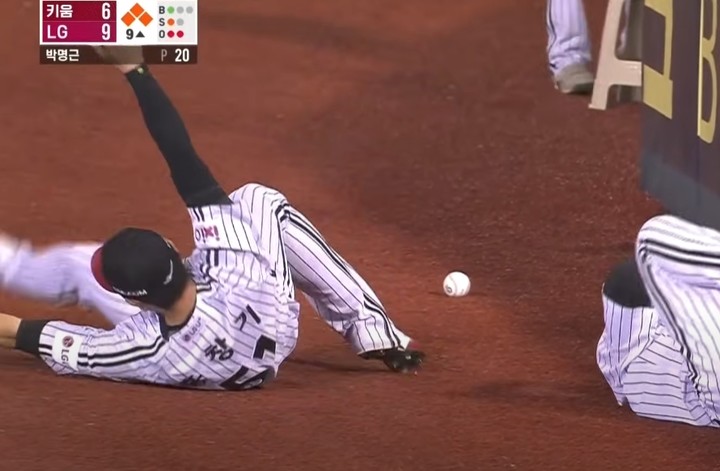 홍창기 어쩌나! "큰 부상 아니라 마음 편해졌다"했는데...결국 인대 파열로 수술대에