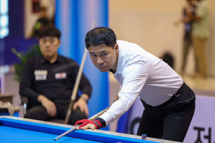 [mhn포토] 허정한 '뒤에서 시선이 느껴진다'