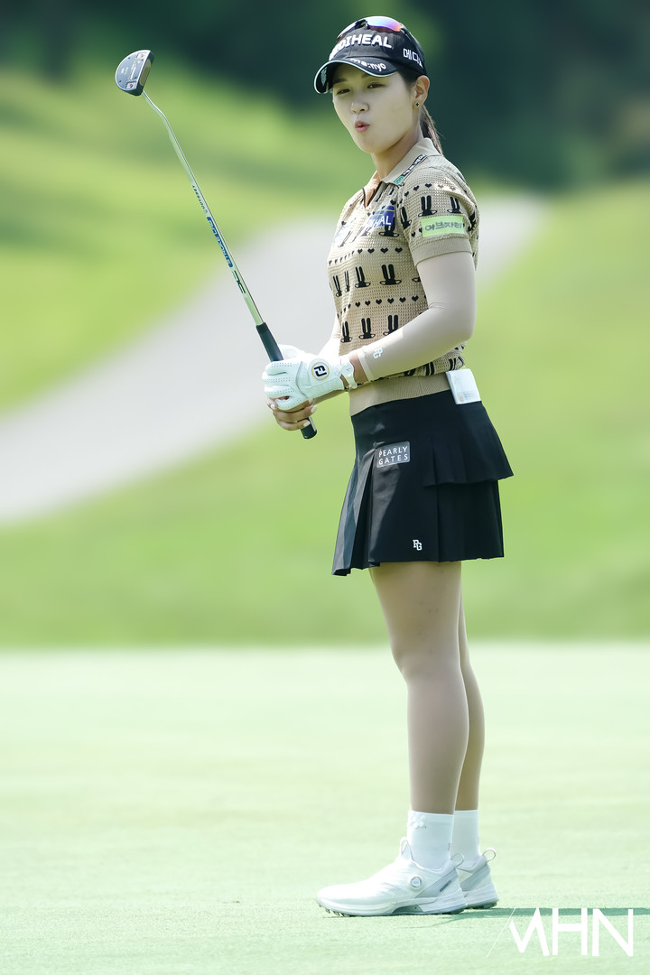 [mhn포토] 박현경, 가까운 버디 퍼트 놓치며 아쉬워 한다