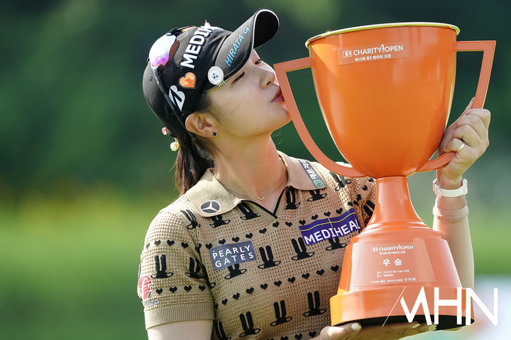 [mhn포토] 박현경, E1 채리티 노보기 우승 트로피에 키스