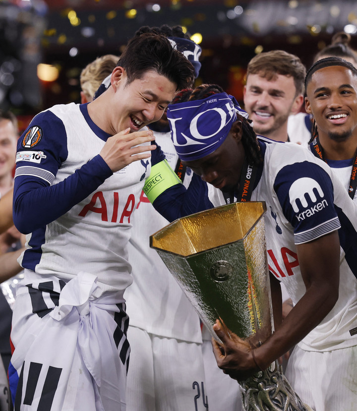 트로피가 나인지, 내가 트로피인지...손흥민, 15kg짜리 우승컵 안 놓고 '애지중지'