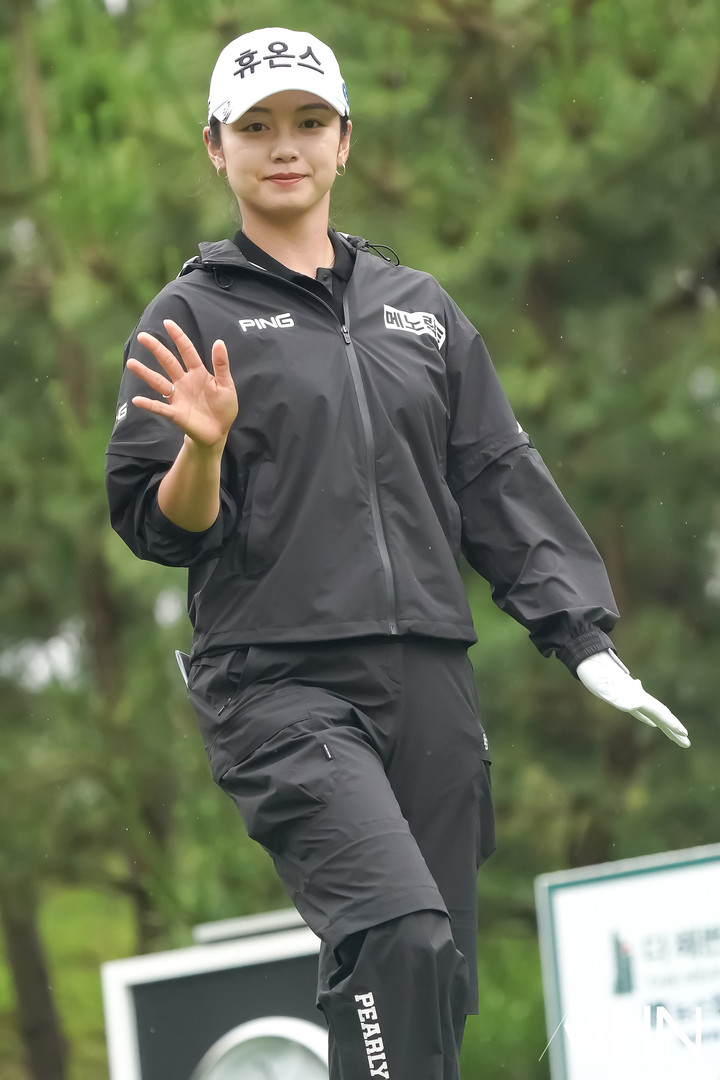 [mhn포토] 박도영, 손 인사로 출발