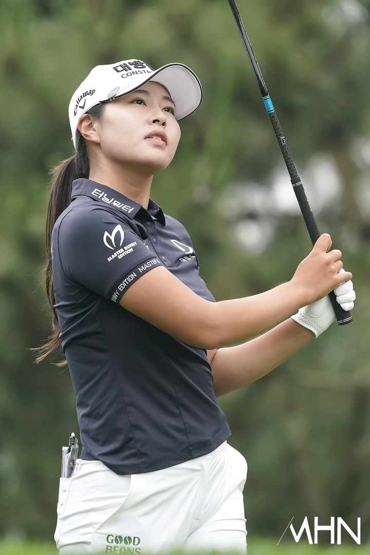 [mhn포토] 성유진, 타구 바라보며