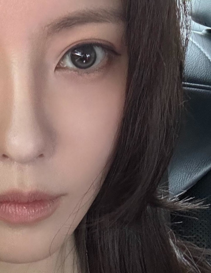 티아라 효민, 한여름에도 시크함 가득…빈티지 무드로 완성한 셀카