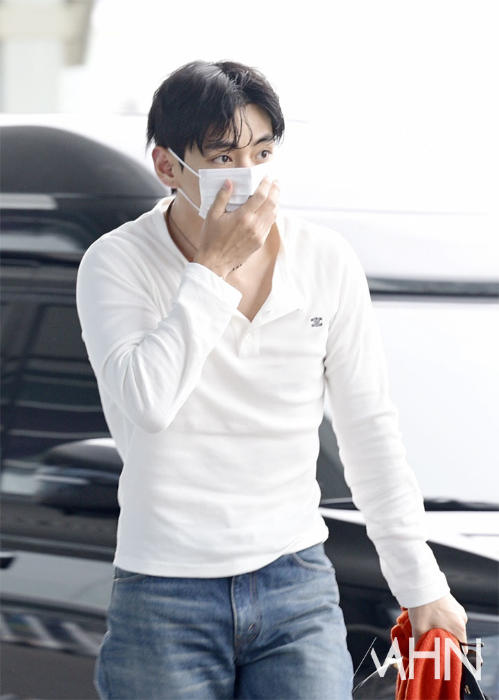 [포토] BTS 뷔 '마스크 눌러쓰며'