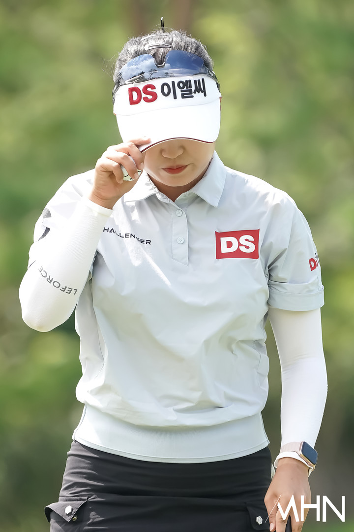 [mhn포토] 홍진영, 버디 성공 후 터치 인사