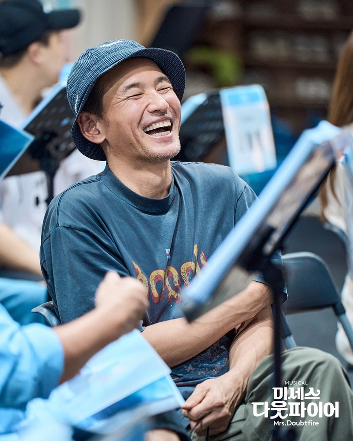 뮤지컬 어워드 휩쓴 '미세스 다웃파이어'...황정민X정성화X정성훈, 리딩 현장