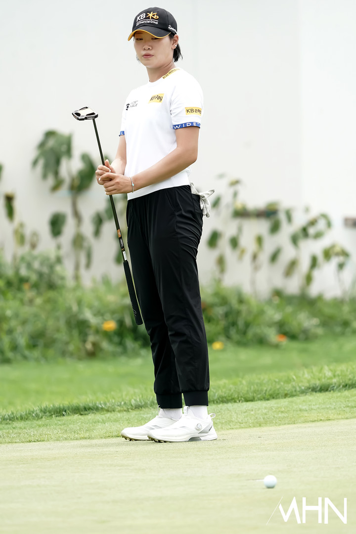 [mhn포토] 방신실, 컵 앞에 멈춰 선 야속한 버디 볼