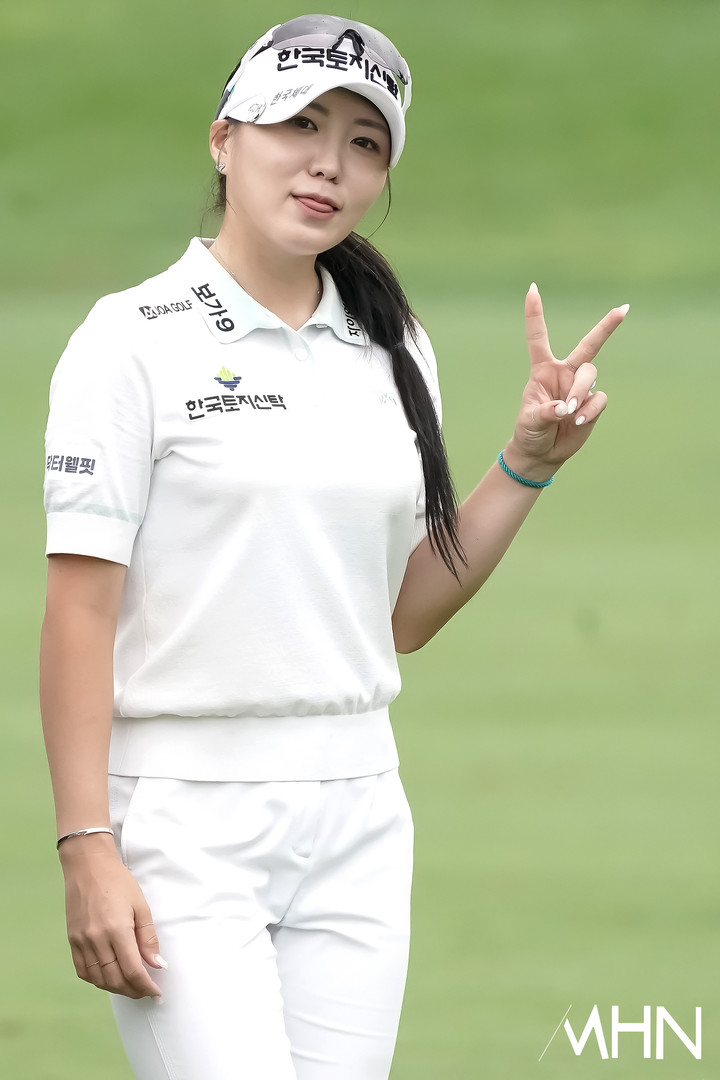 [mhn포토] 조아연, 브이 그려 보이다