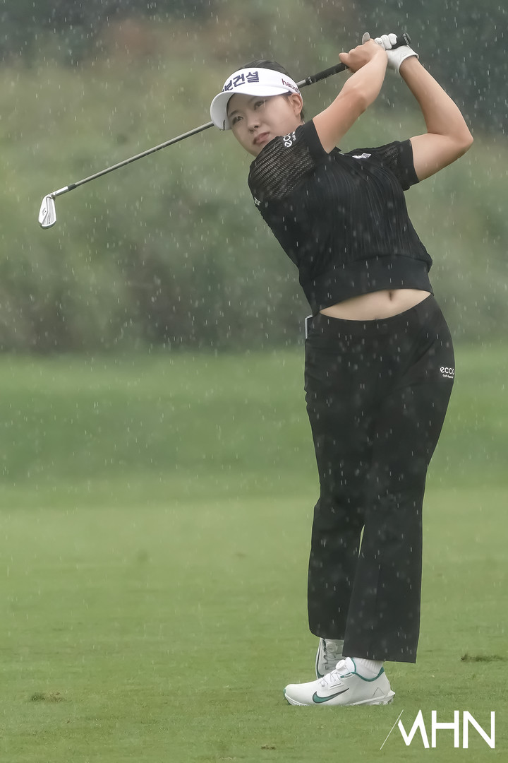 [mhn포토] 서어진, 제주 비 바람 뚫고 날린다