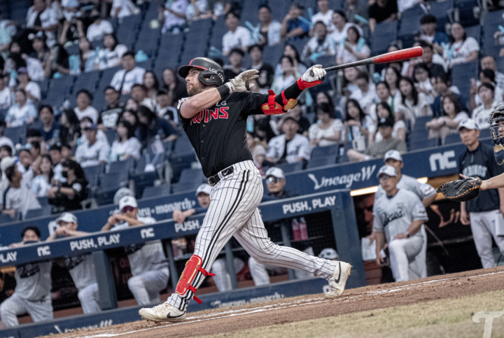 LG 트윈스, 10-1 대승으로 NC 격파…1위 굳히기 들어갔다