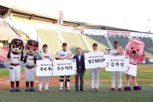 LG 트윈스 문보경, 8월 월간 MVP 선정···올해만 4번째