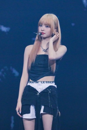 Le Seraphim's Hong Eun-chae Expresses Gratitude for First Solo Tour in ...