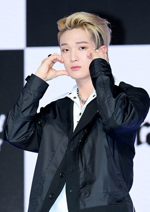 [mhn포토] 싸이커스 수민 '시크한 볼하트'