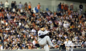 류현진이 '5연패 탈출’ 그려낸 감동 시나리오! 6이닝 무실점 8K, 4,216일 만에 복귀 첫 승+안치홍 2타점 대활약, 한화 3-0 승리 [잠실에서mhn]