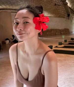 '47세 맞아?' 발리 햇살 즐기는 진재영, 아찔 반전 볼륨감+리즈 몸매 과시