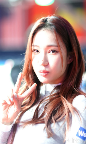 [mhn포토] 큐 유현주, 2025 PBA 개막전 시구 완료