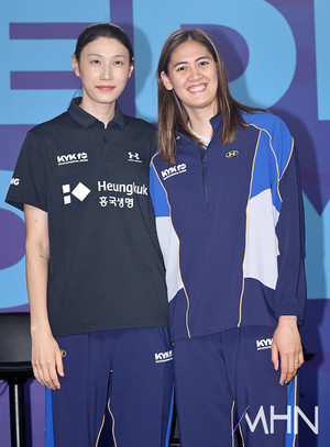 [KYK] '11명→17명' 더 많아진 스타들 이끈 김연경 "'배구가 재밌구나' 라는 것을 느껴주셨으면"