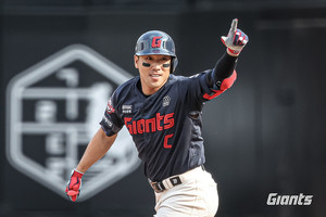 '끝내기 실책'에 156일 만의 5위권 이탈… 롯데, 반등 열쇠는 전준우?